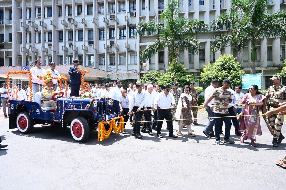 SAIL-BSL: फूलों से सजे रथ पर डायरेक्टर इंचार्ज को दी गई ‘बाहुबली’ जैसी ...